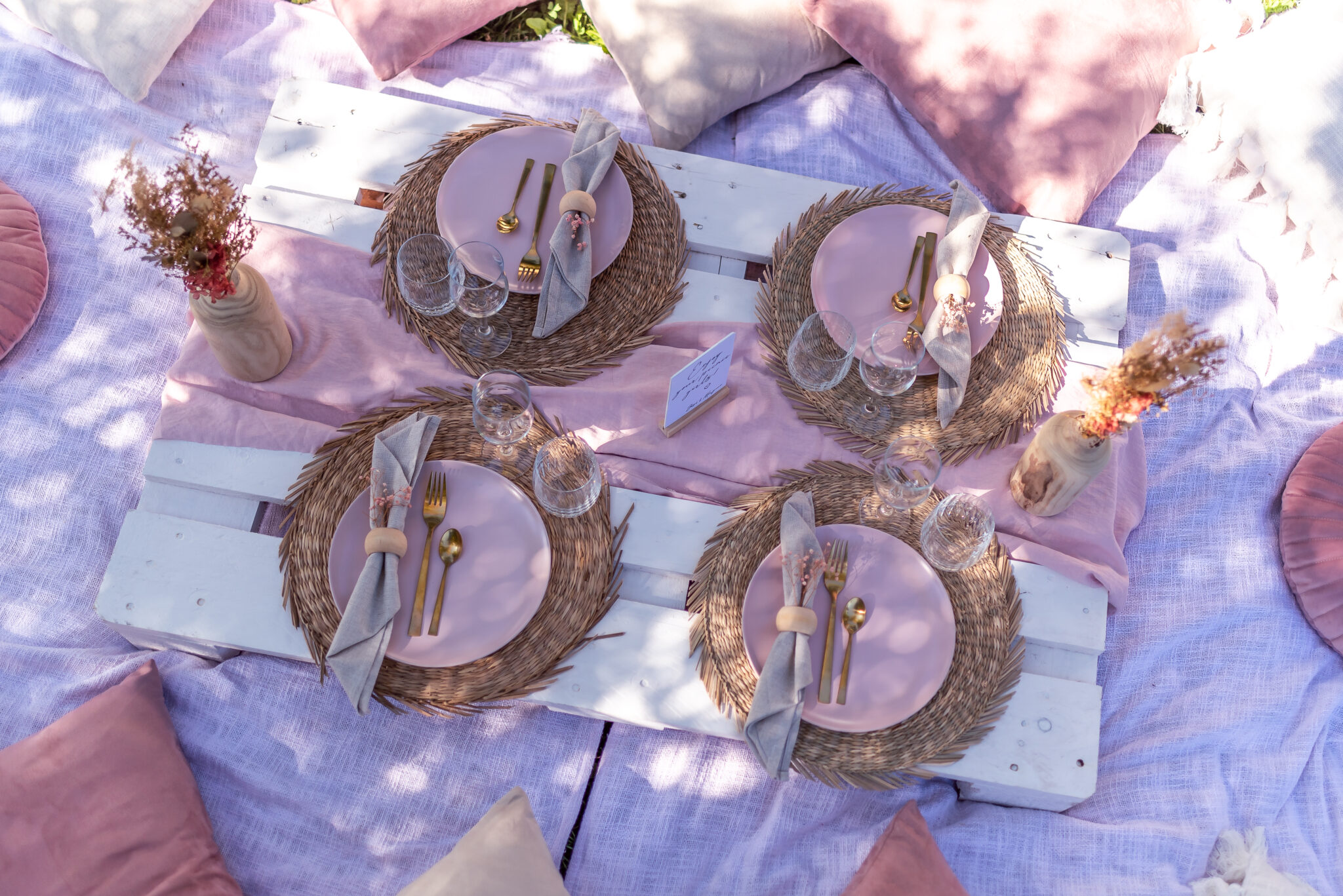 EVERYTHING YOU NEED FOR A LUXURY PICNIC WITH FRIENDS In 2022. Romantic ...