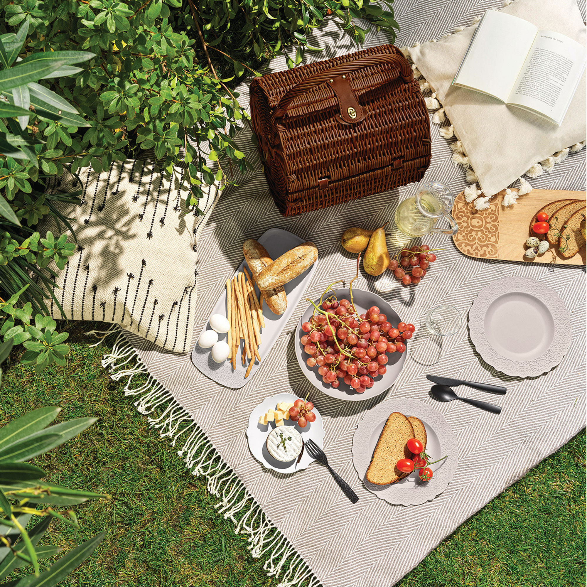 EVERYTHING YOU NEED FOR A LUXURY PICNIC WITH FRIENDS In 2022. Romantic ...